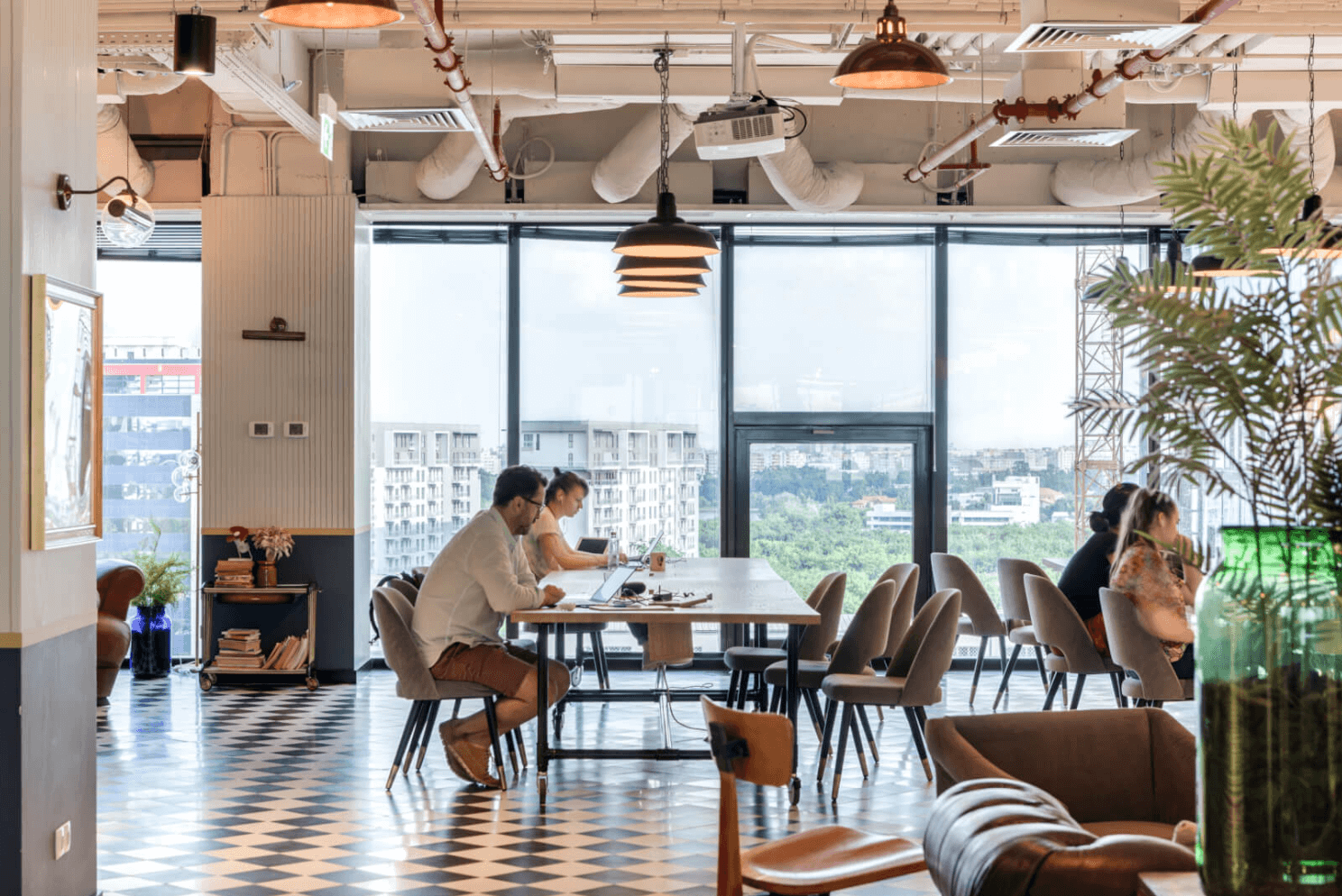 What is Hot Desking: Hot Desk Meaning and How It Works