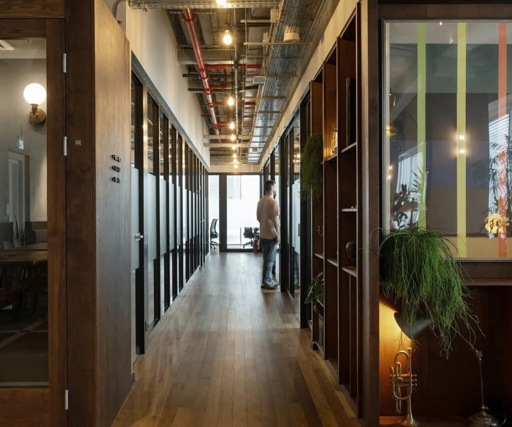 Hoteling Office Space: Benefits, Best Practices & Considerations
